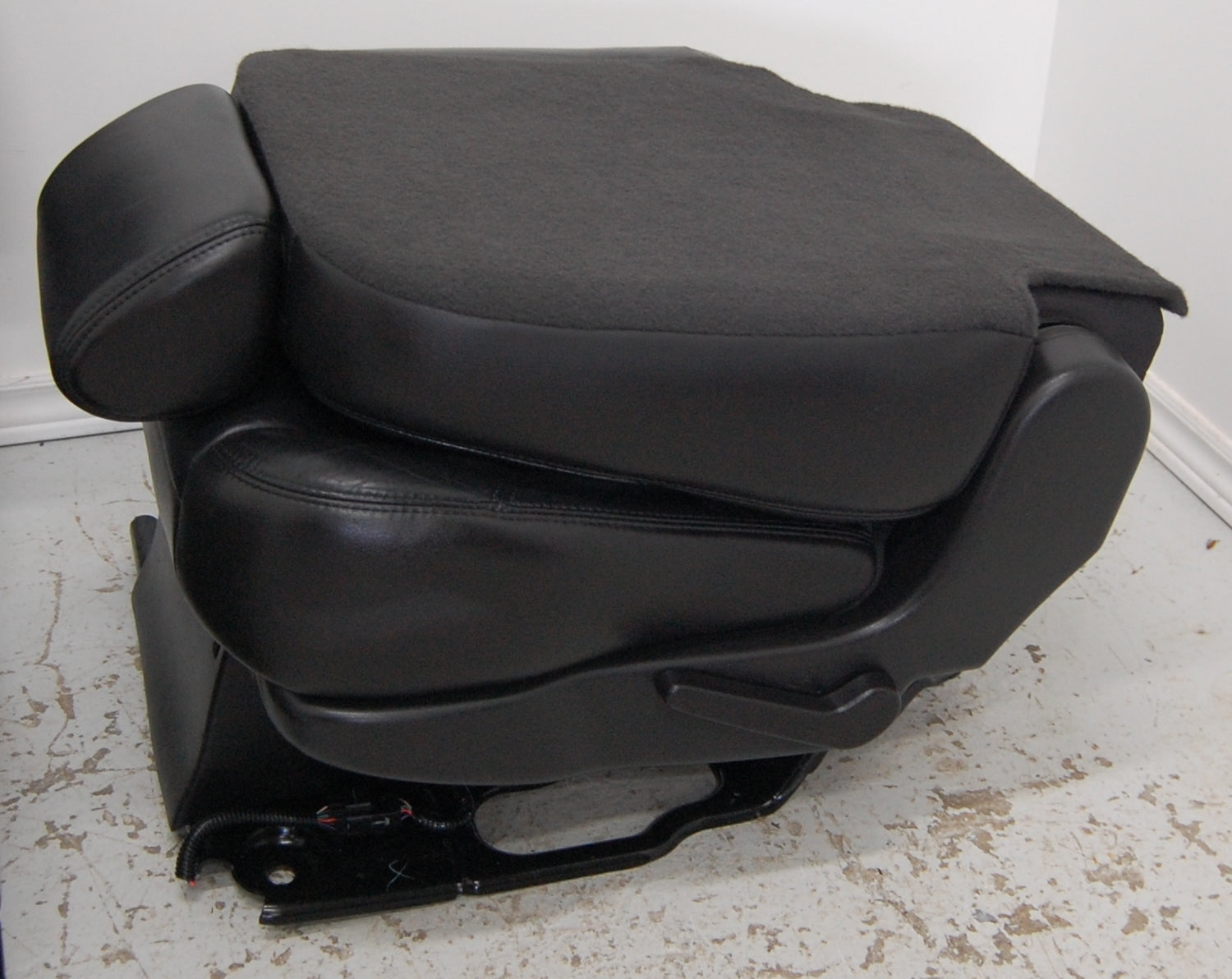 Yukon Tahoe XL 2nd Row Bucket Seats Suburban Escalade ESV Captain Chai ...