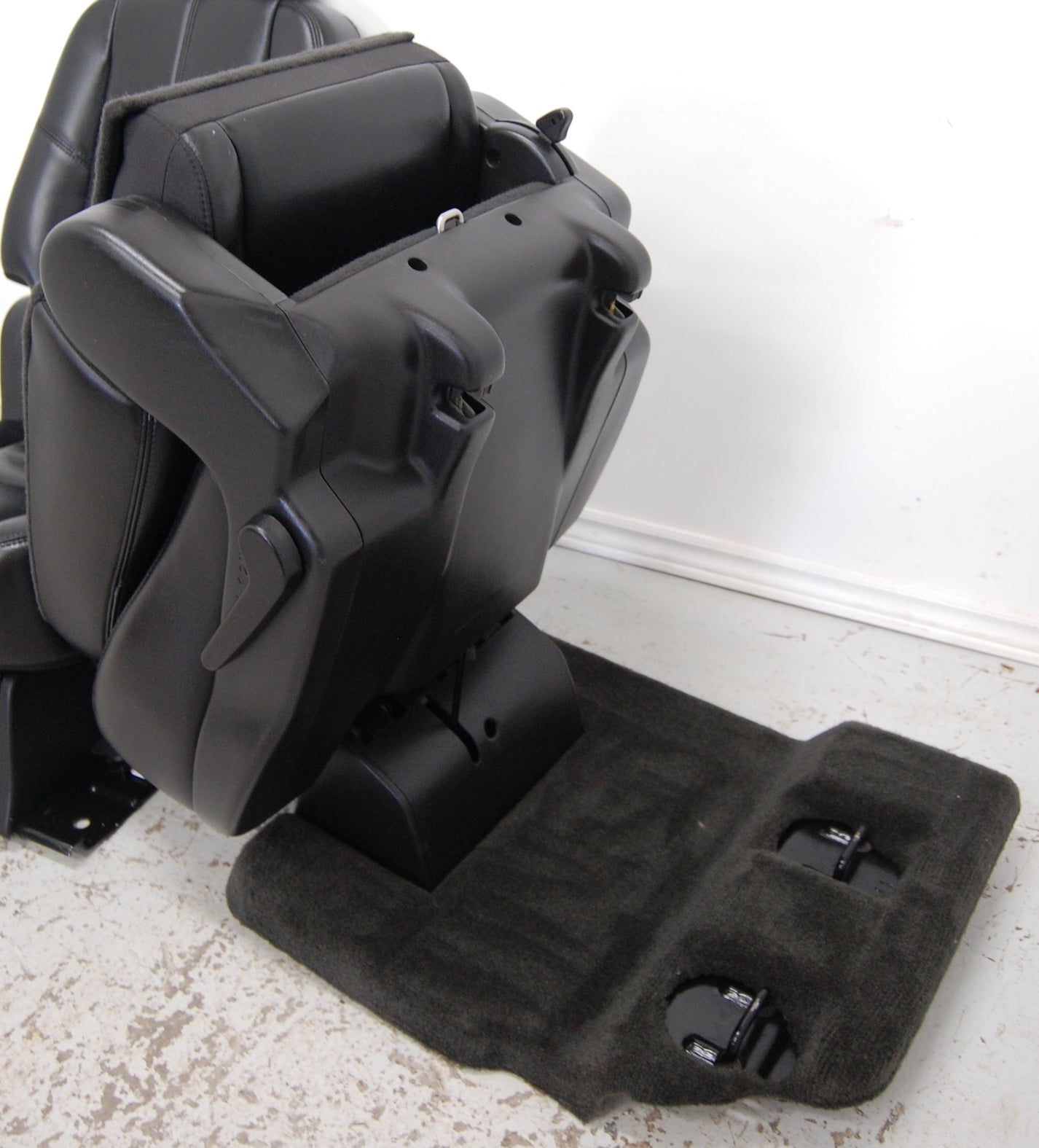 Yukon Tahoe XL 2nd Row Bucket Seats Suburban Escalade ESV Captain Chai ...