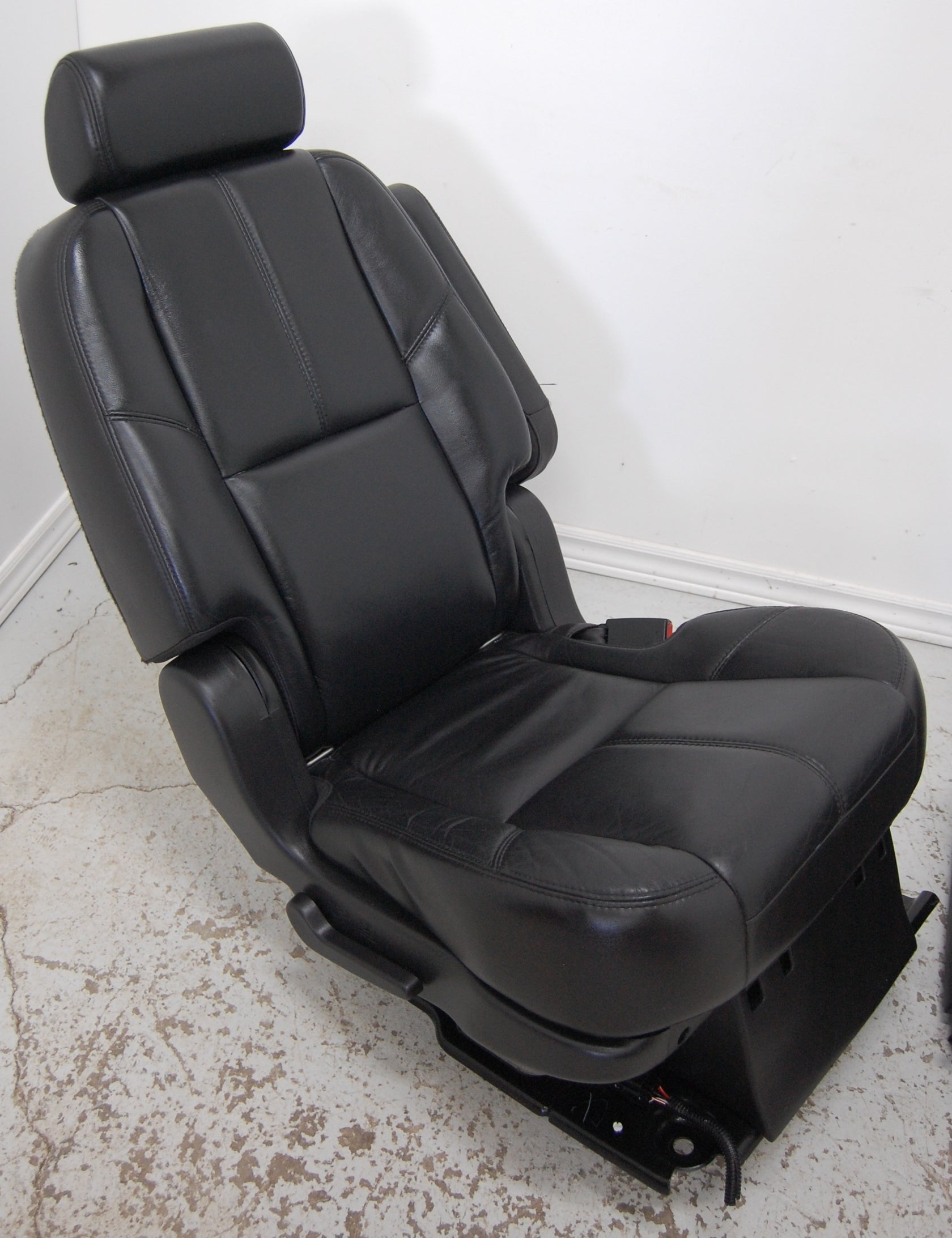 Yukon Tahoe XL 2nd Row Bucket Seats Suburban Escalade ESV Captain Chai ...