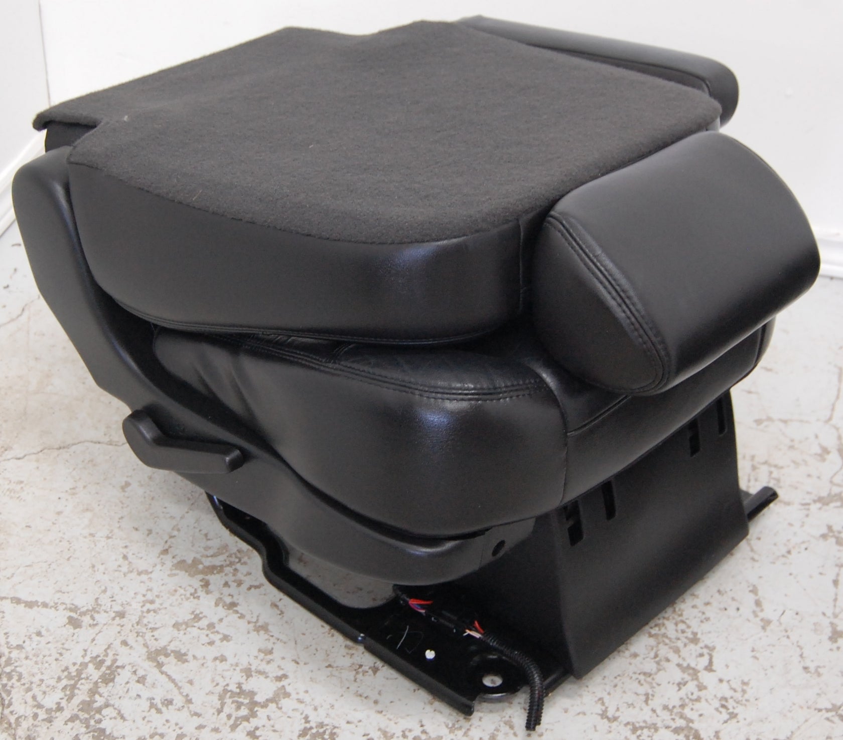 Yukon Tahoe XL 2nd Row Bucket Seats Suburban Escalade ESV Captain Chai ...