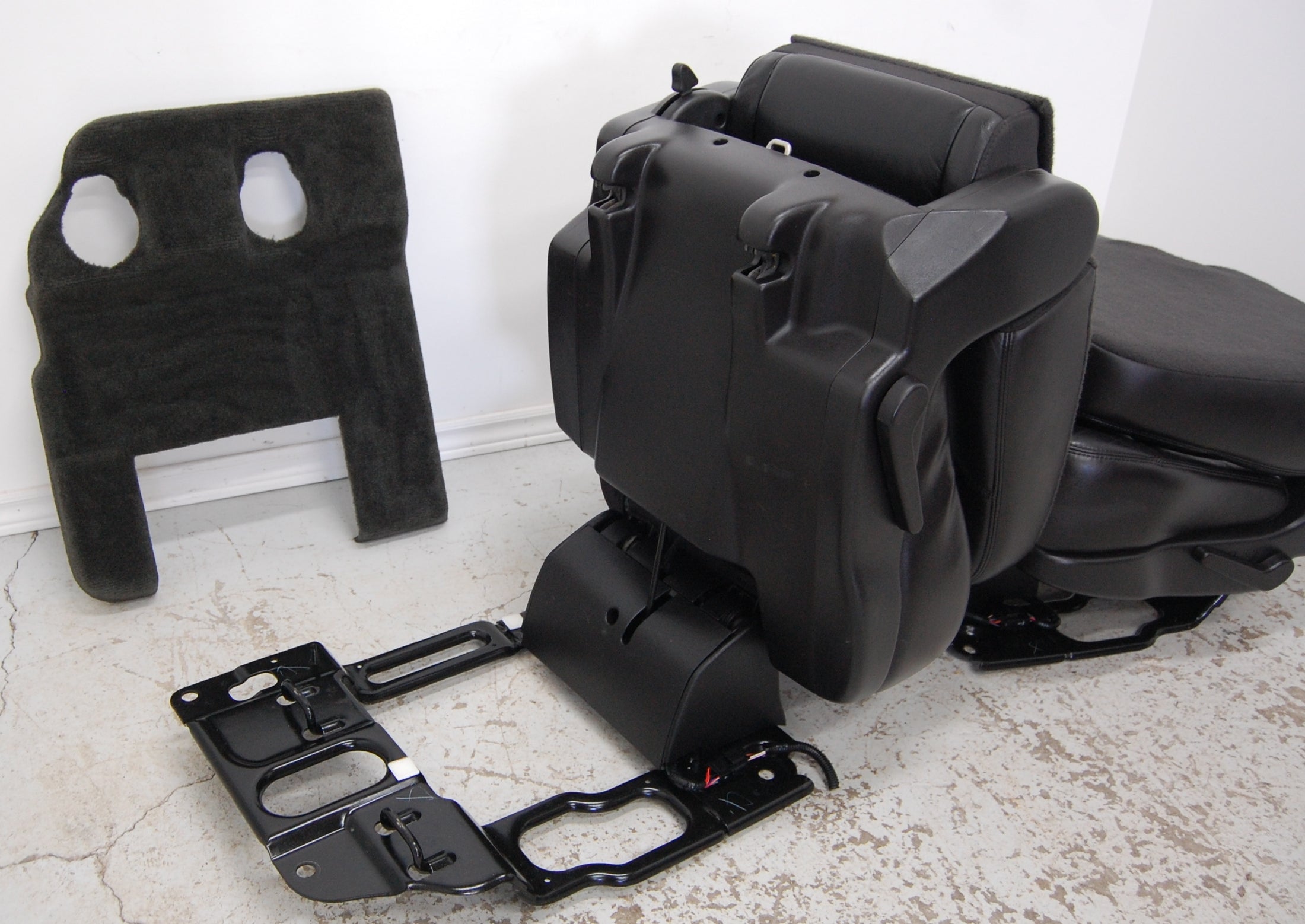 Yukon Tahoe XL 2nd Row Bucket Seats Suburban Escalade ESV Captain Chai ...